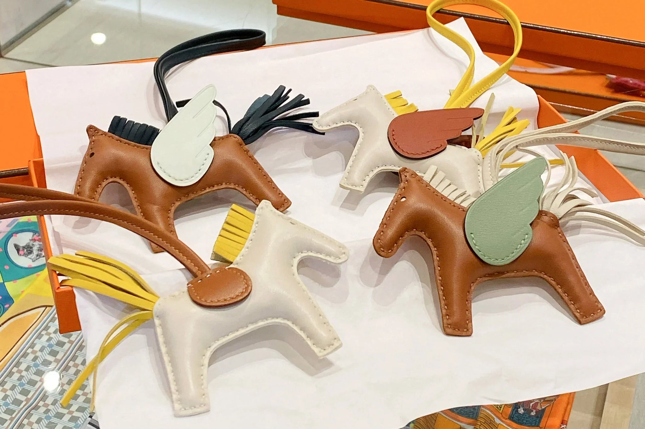 Kelly Bag Straps and Accessories: Enhancing Your Bag's